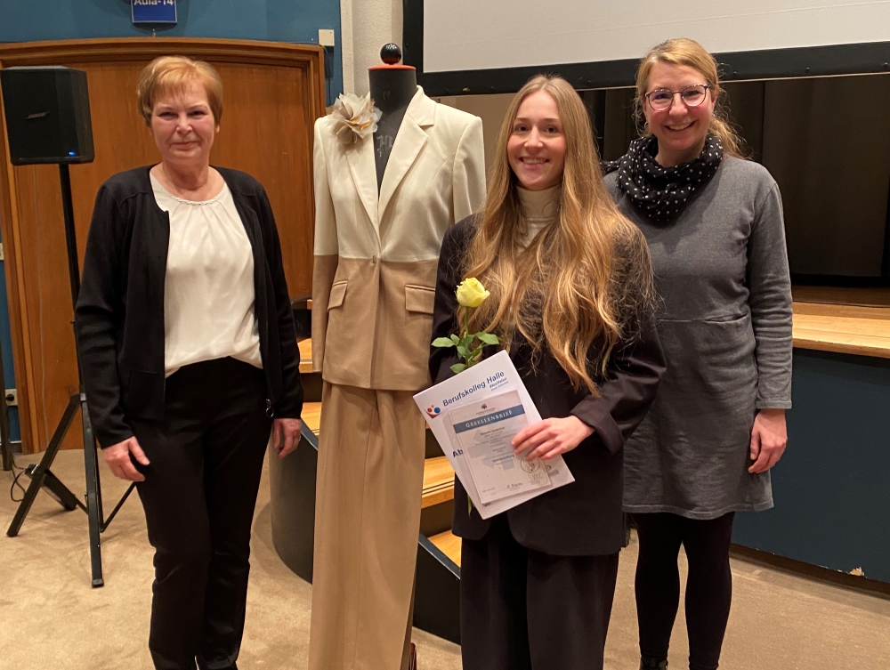 Verleihung der Berufsabschlusszeugnisse der IHK OWL zu Bielefeld und ...